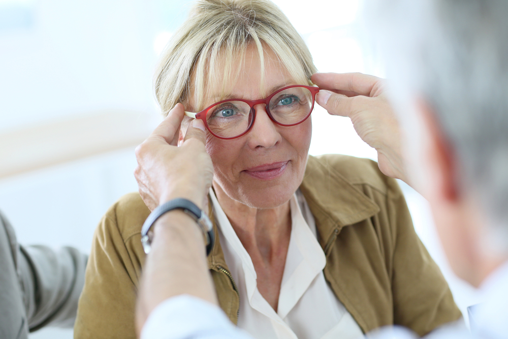 Den passenden Optiker finden: So bleiben die Augen im Alter gut versorgt